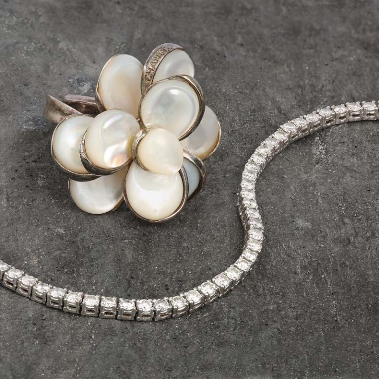 Le Camélia Chanel : Histoire d'une fleur emblématique